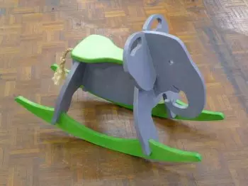 Kursi goyang anak-anak dari gajah dengan tangannya 7570_1