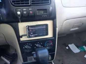 Cómo reemplazar el reproductor de CD en el teléfono en el auto 7595_6