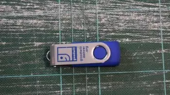 Séparap flash drive sareng panangan sorangan 7745_2