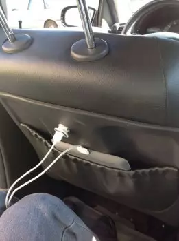 Fazemos um USB carregando no carro para passageiros nos assentos traseiros 7906_1