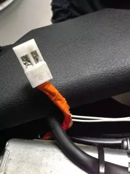 Facem o încărcare USB în mașină pentru pasageri pe scaunele din spate 7906_11