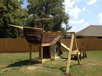 Kinderspeelplaats in de vorm van een piratenschip Doe het zelf