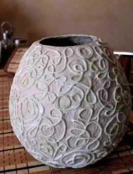 Ne bëjmë një vazo të bukur për ngjyrat nga Papier Mache dhe Fije 8125_7