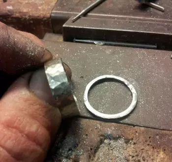 Ring met achtervolgde afwerking met je eigen handen 8224_12