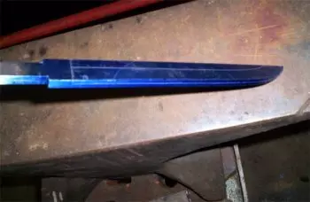 Paano gumawa ng isang Katana mula sa isang metal plate 8424_5