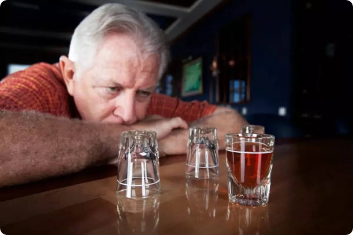 Zbulohet nga kardiologu, a është e mundur të pini alkool në moshë të vjetër dhe në çfarë sasie të mos dëmtojë