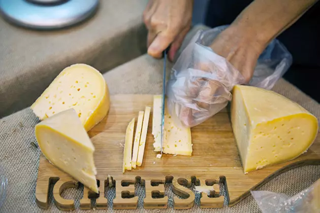 Një nutritionist tregoi se cilat rreziqe të dashuruar djathë