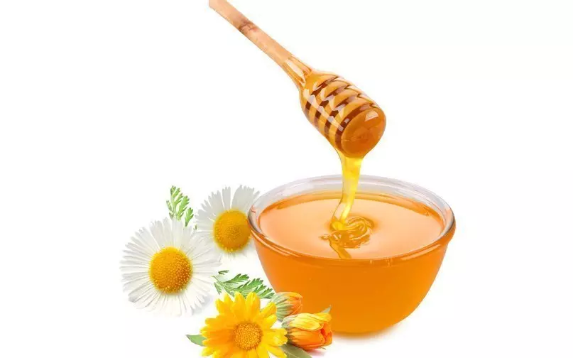 תכונות שימושיות של דבש מעורבב עם מים קרים